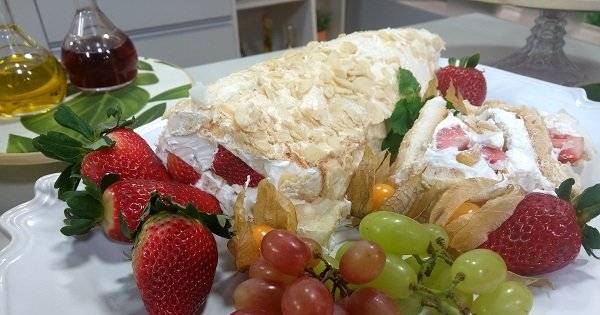 Rocambole de suspiro com frutas