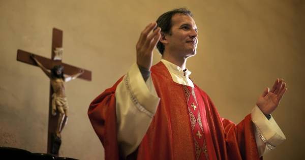 Quem é o padre? Veja seis definições que refletem sua missão e vocação