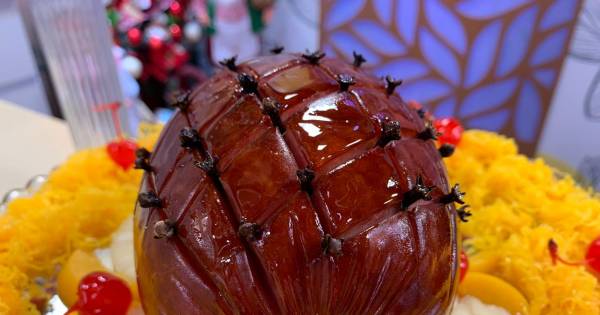 Tender assado ao molho de mel e farofa de feijão fradinho