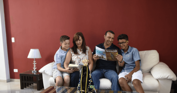 Família que celebra com alegria a união com Deus