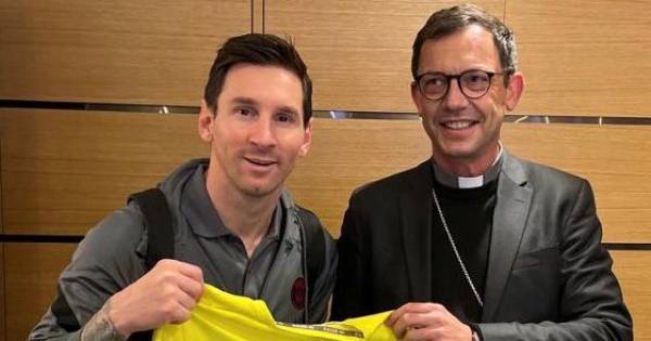 Papa envia camisa do Vaticano autografada para Lionel Messi
