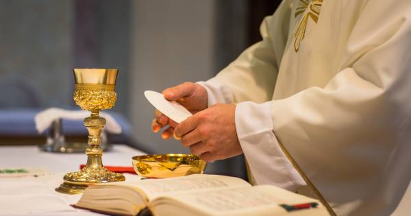 Por que a hóstia do padre é maior?
