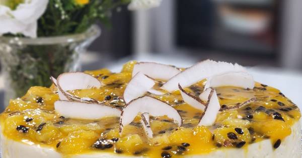 Cheesecake de coco com calda de frutas amarelas