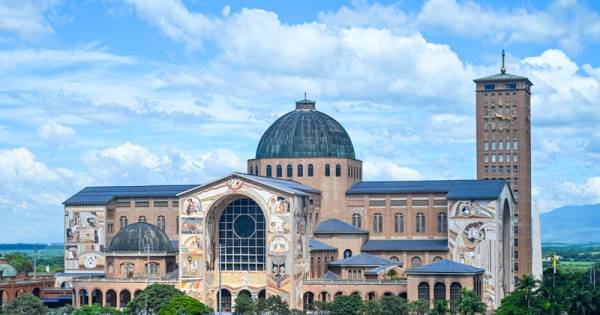 Fachada Leste – E Deus viu que era bom!