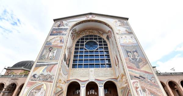 FACHADA LESTE – Por Ele todas as coisas foram feitas